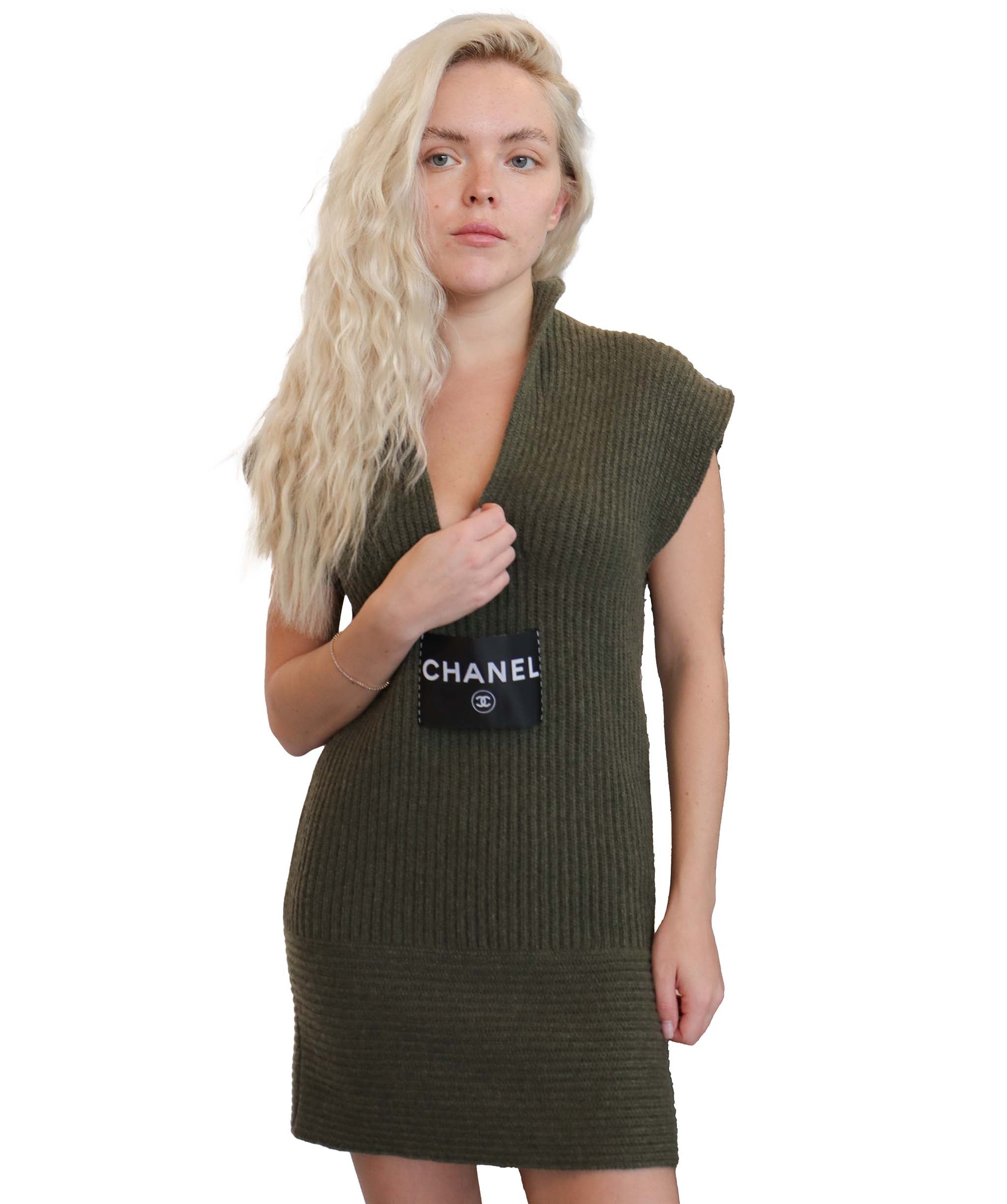 Chanel 2008 logo-patch sleeveless cashmere dress DXBS2621 – Luxury Promise