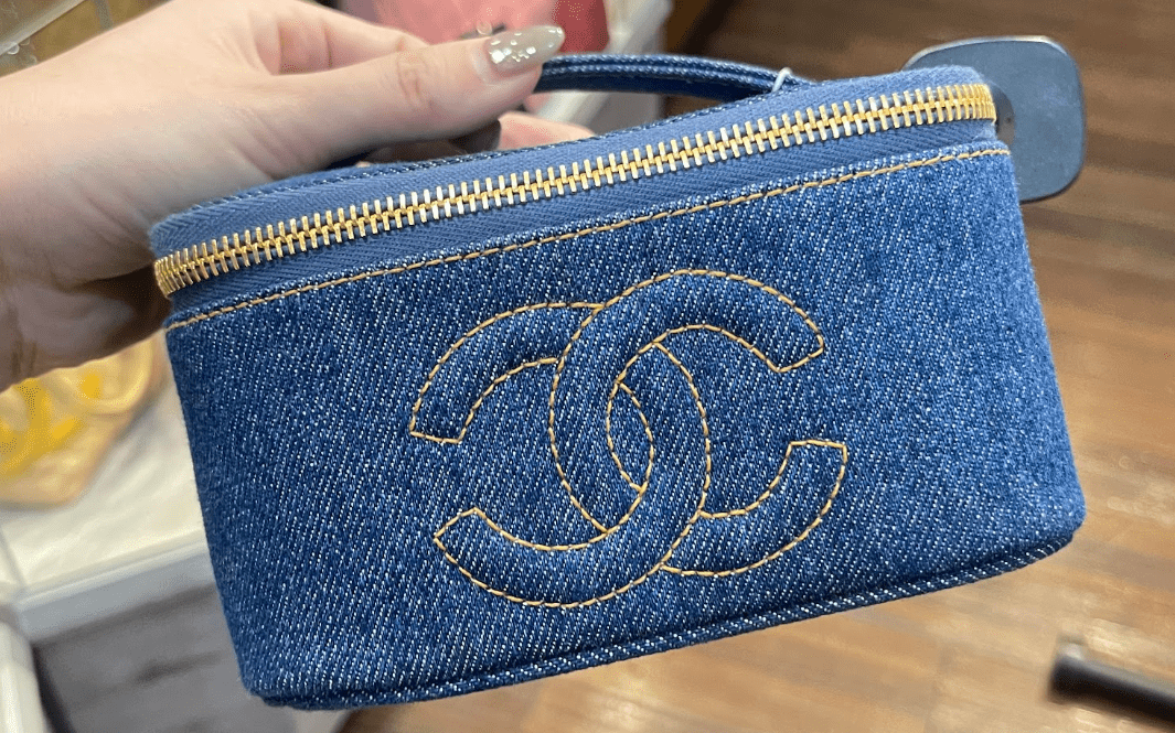 Chanel Vintage Vanity Flat Blue Denim Small GHW 90168042 – Luxury Promise